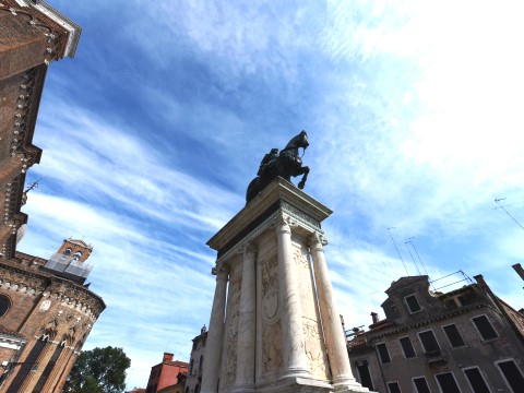 The strange coat of arms on the Bartolomeo Colleoni monument in Venice